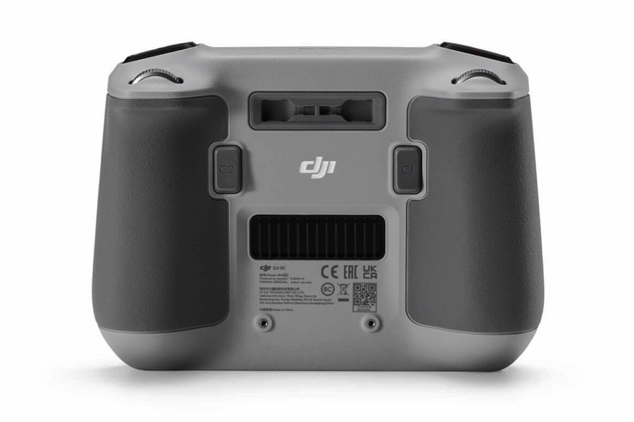 Control remoto DJI RC con pantalla integrada.